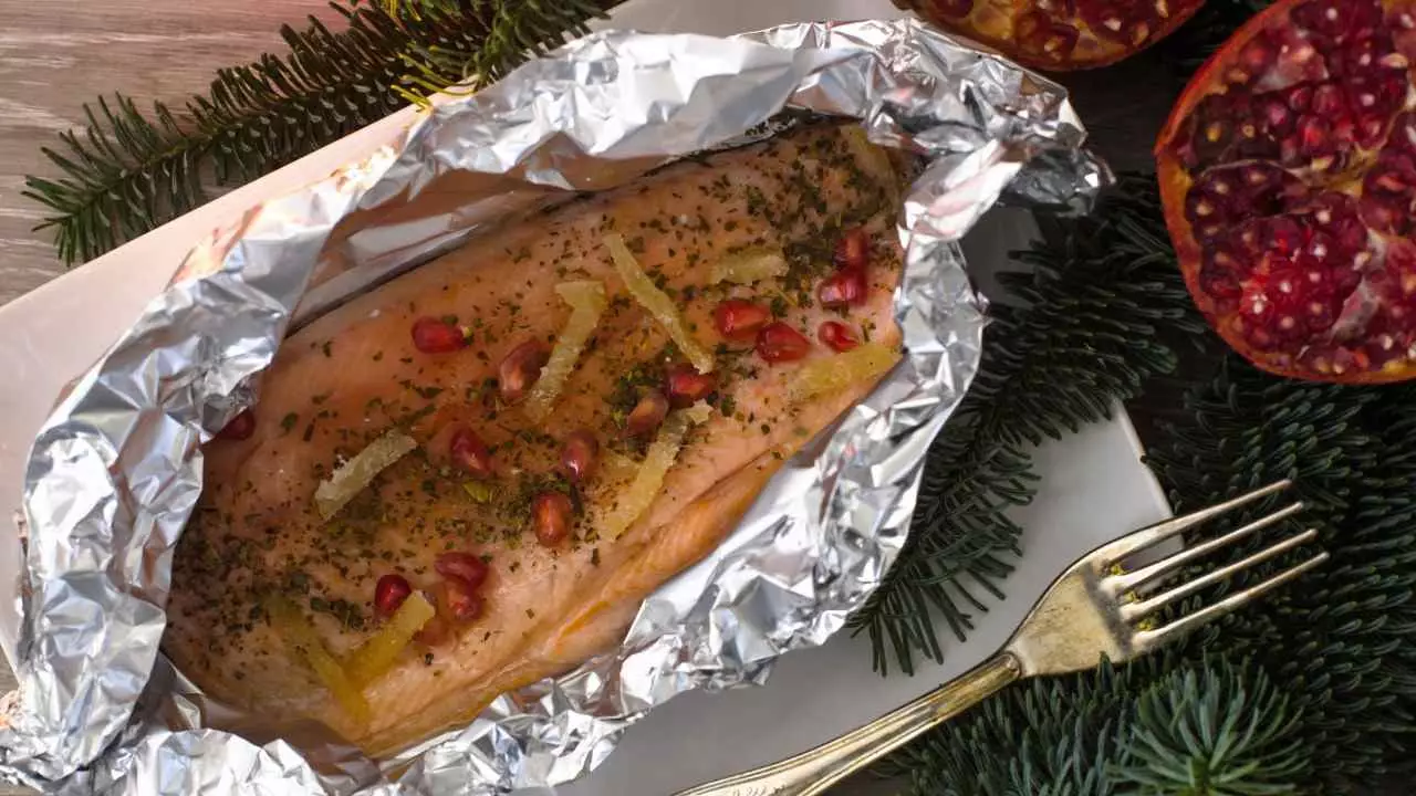 Salmon panggang dengan delima dan lemon untuk Malam Krismas