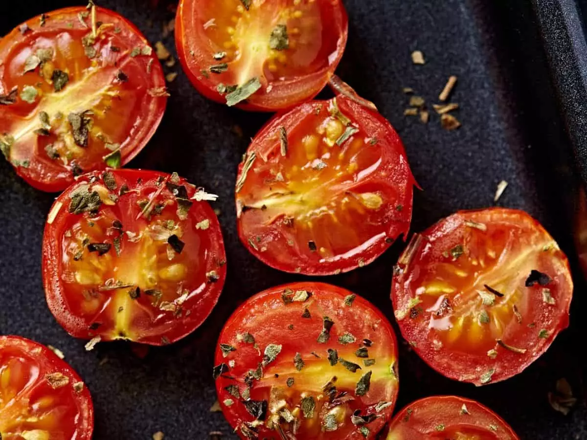 Tomatoyên konfît ên mîkropêl: pijandina bilez ji bo rîspêrek bişon