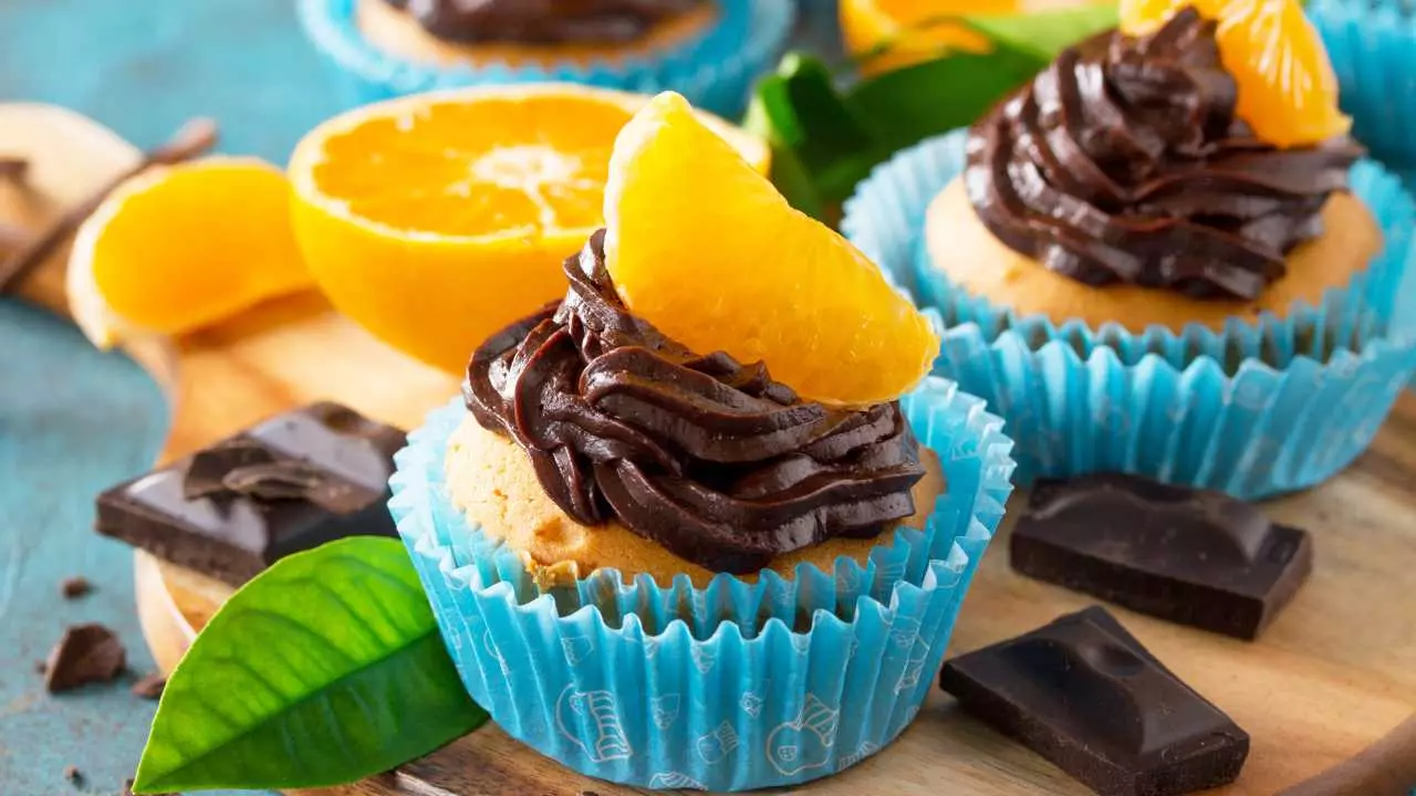 નારંગી muffins અને ચોકલેટ ganache