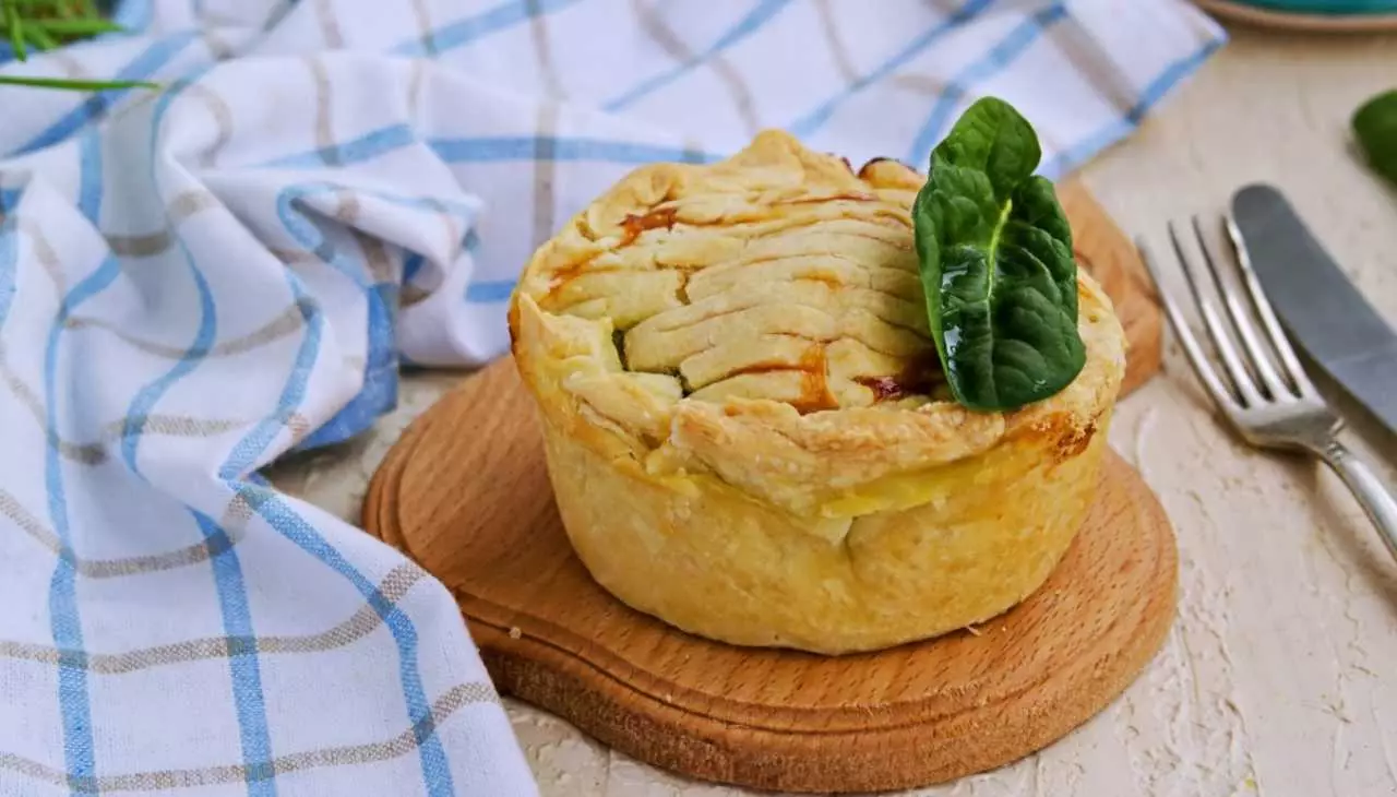 Tartlets stuffed ជាមួយ spinach និងឈីស