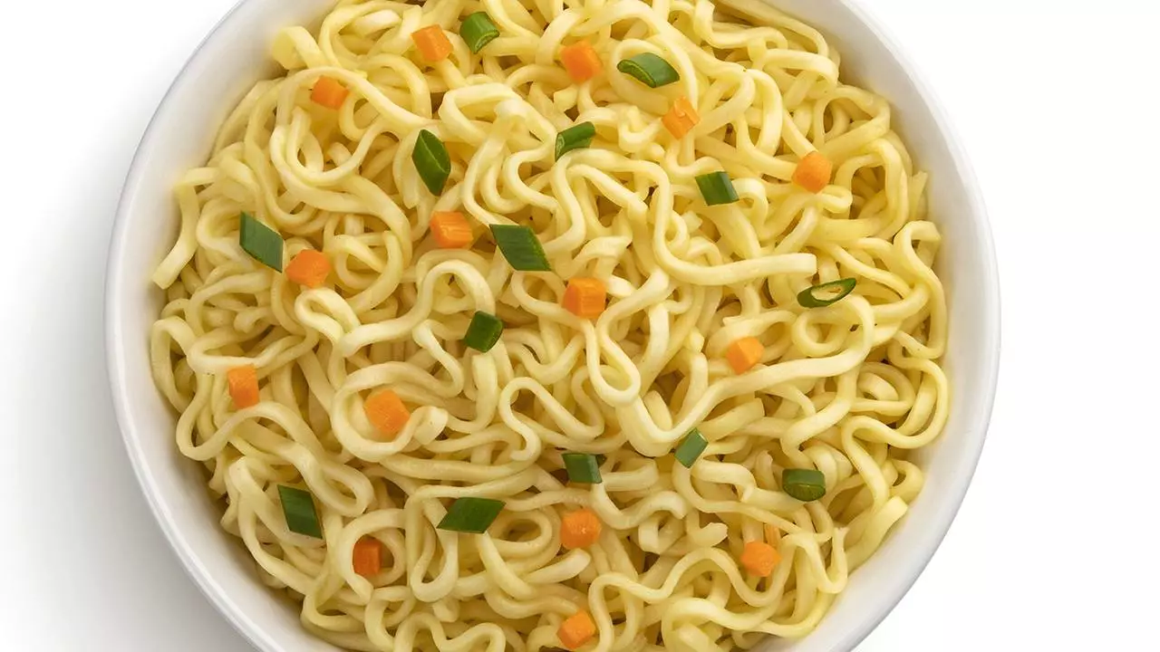 Japanese noodles nrog zaub