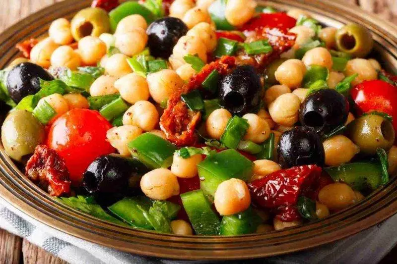 Mediterranean chickpea saladi recipe yekugadzirira zvigadzirwa