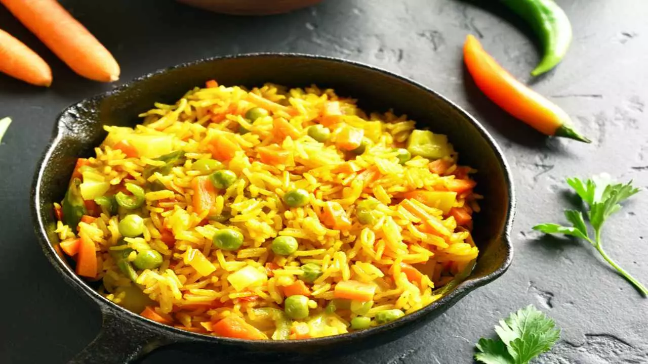 I-Basmati irayisi i-curry nemifino