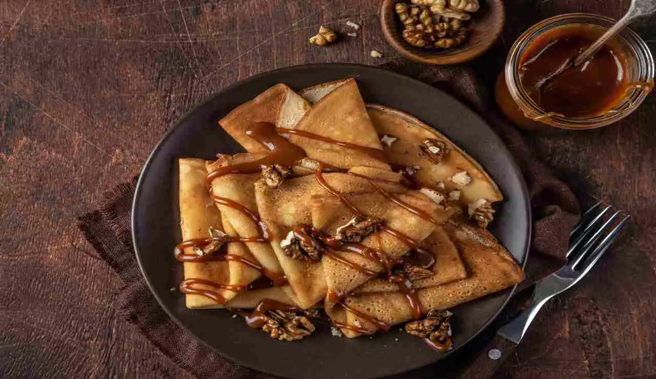 කැරමල් සහ walnut crepes