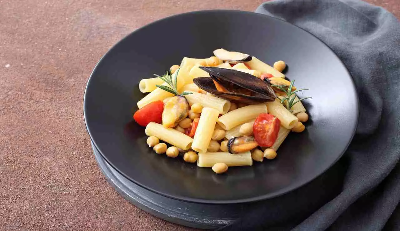 Rigatoni mejillones y garbanzos y tomates cherry | una idea de primer plato para las vacaciones 15331_1