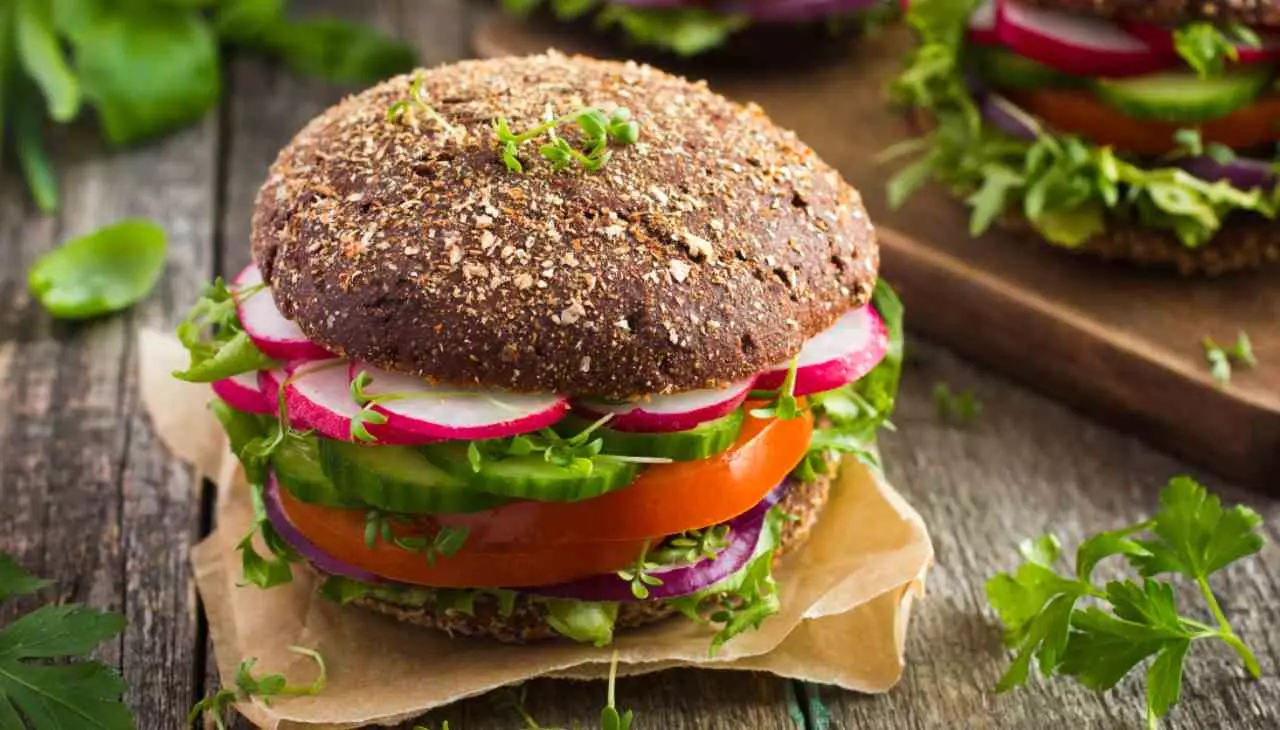 Bocadillos con tomate y pepino