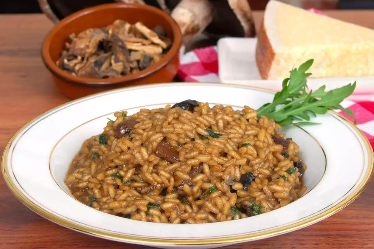 Risotto hamwe na porcini na champignon ibihumyo: byoroshye, ariko biraryoshye kandi biraryoshye