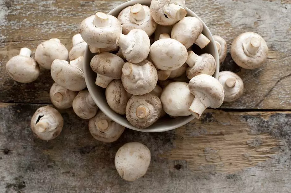 Risotto e nang le porcini le li-mushroom tsa champignon: e bonolo, empa e monate ebile e monate 1534_3