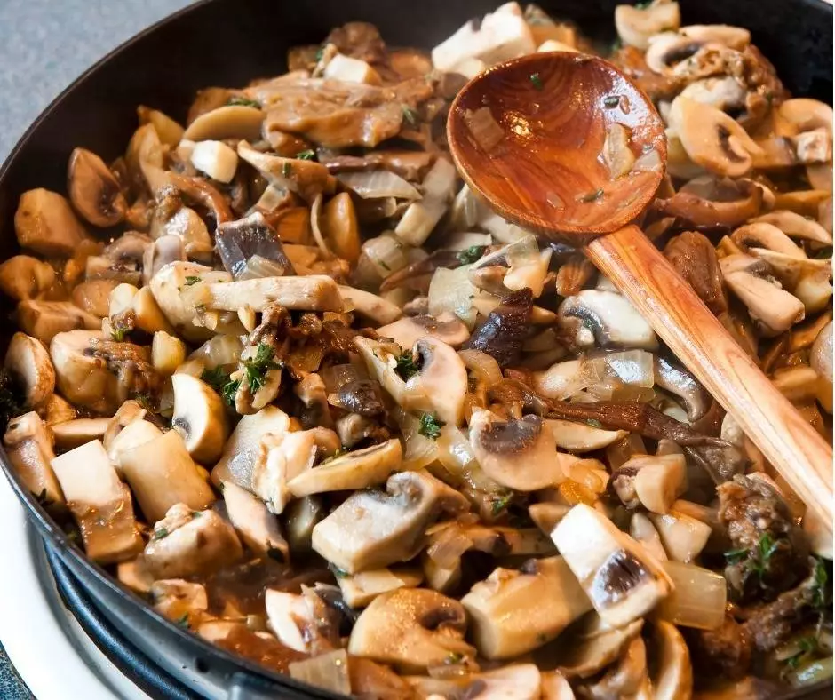 Risotto e nang le porcini le li-mushroom tsa champignon: e bonolo, empa e monate ebile e monate 1534_4