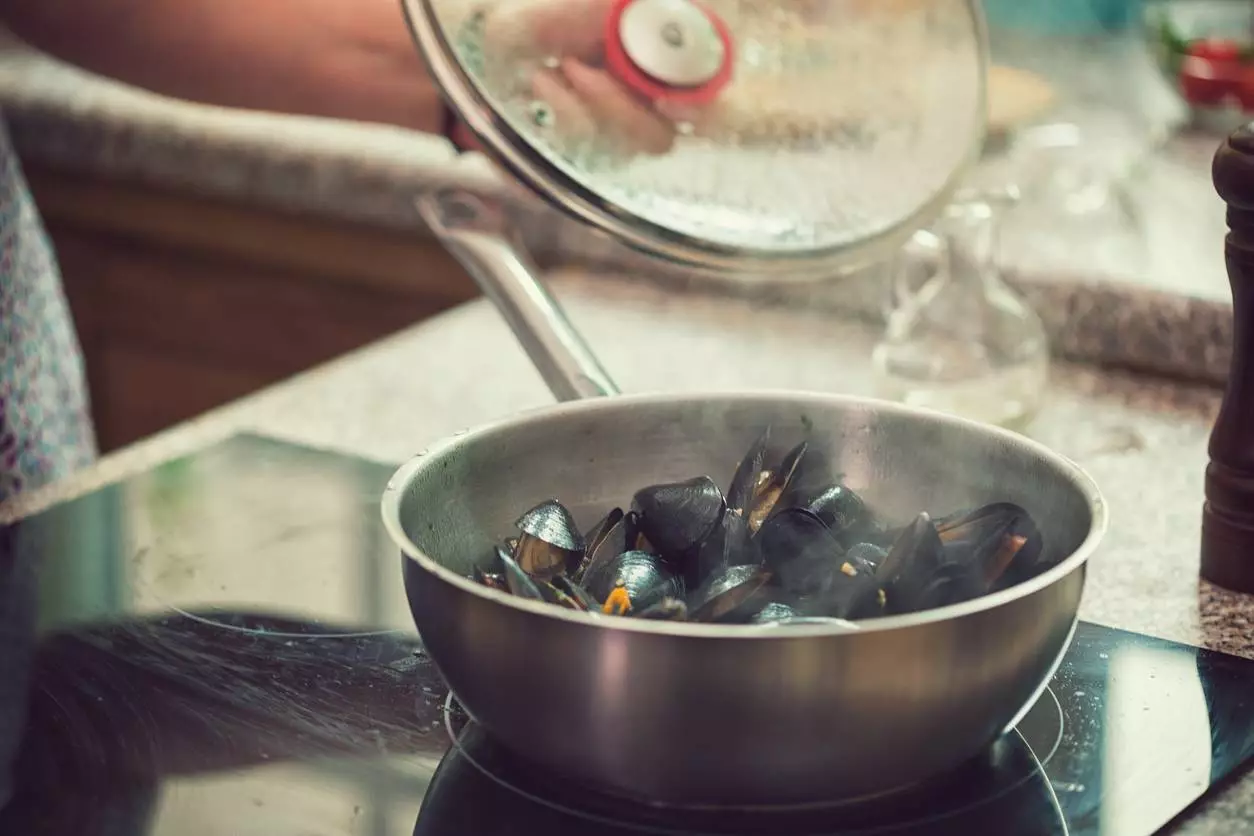 Pasta med musslor och körsbärstomater
