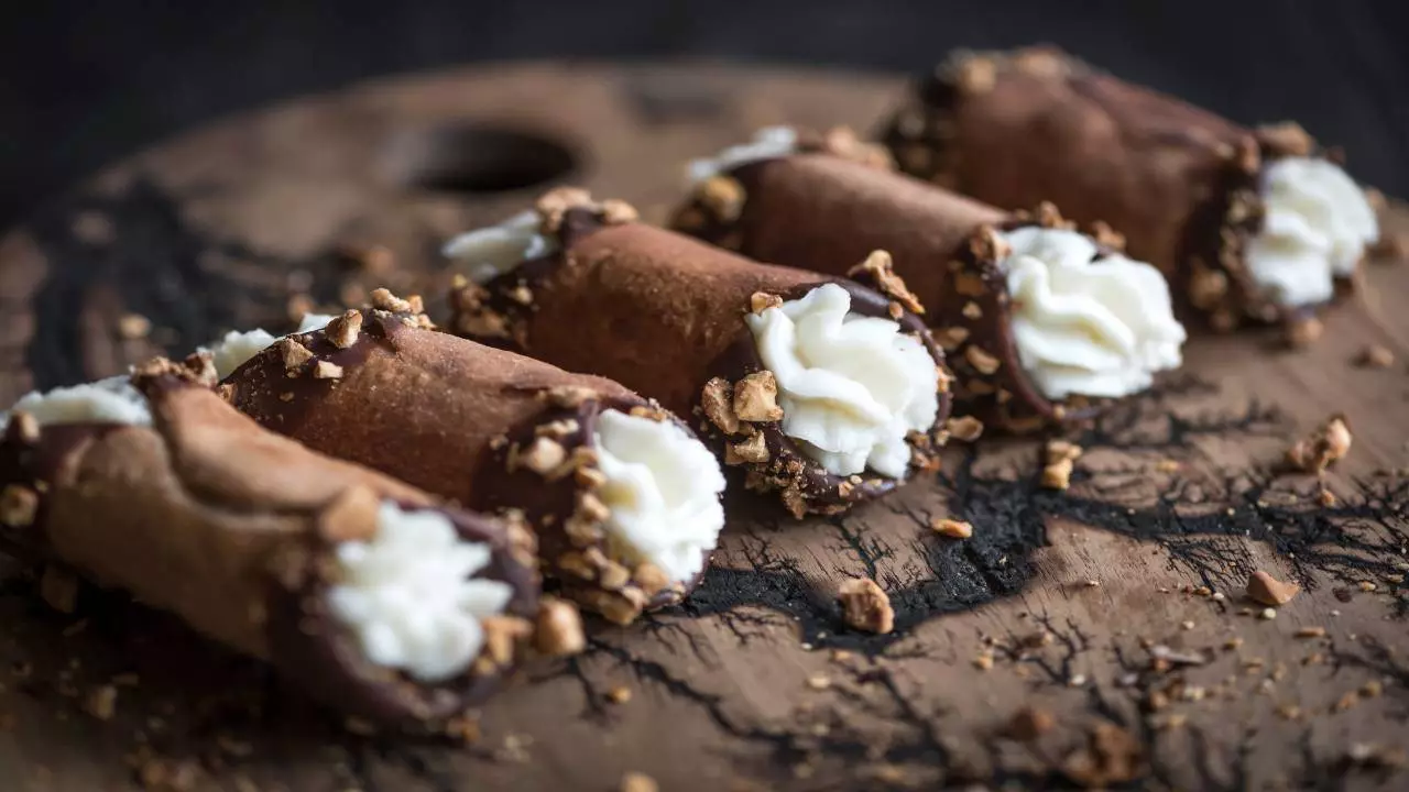 Cannoli bánh ngọt ngắn với kem