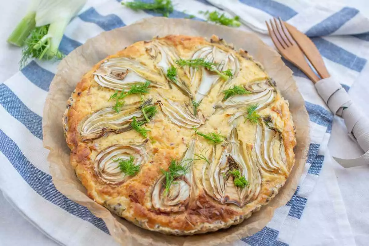 Fennel inonaka uye ham pie isina zviyero, ine bechamel