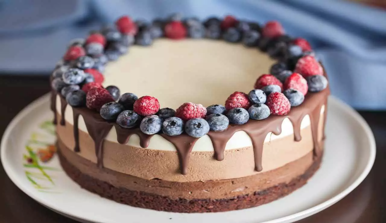 Tliet cheesecake taċ-ċikkulata bil-berries