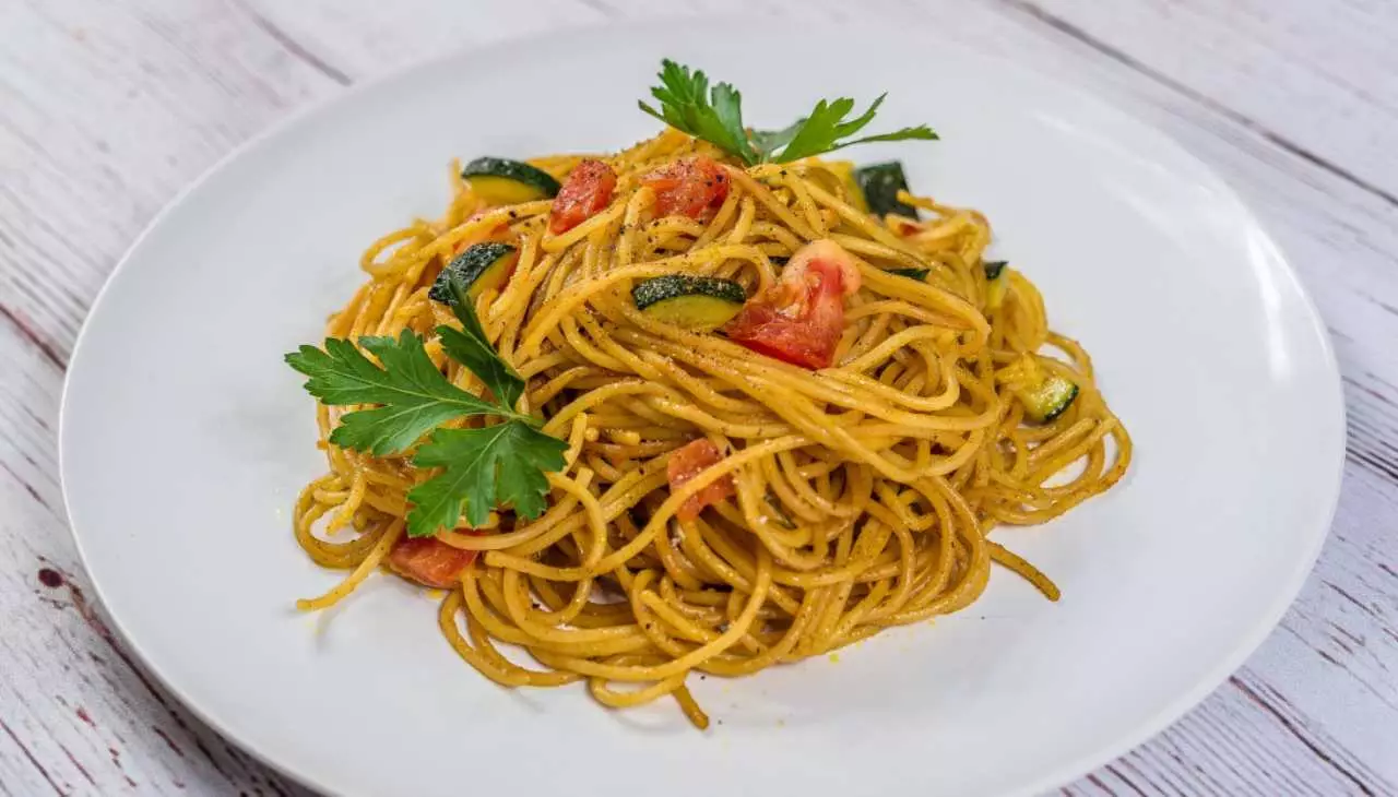 Spaghetti yn saus mei zucchini-resepsje