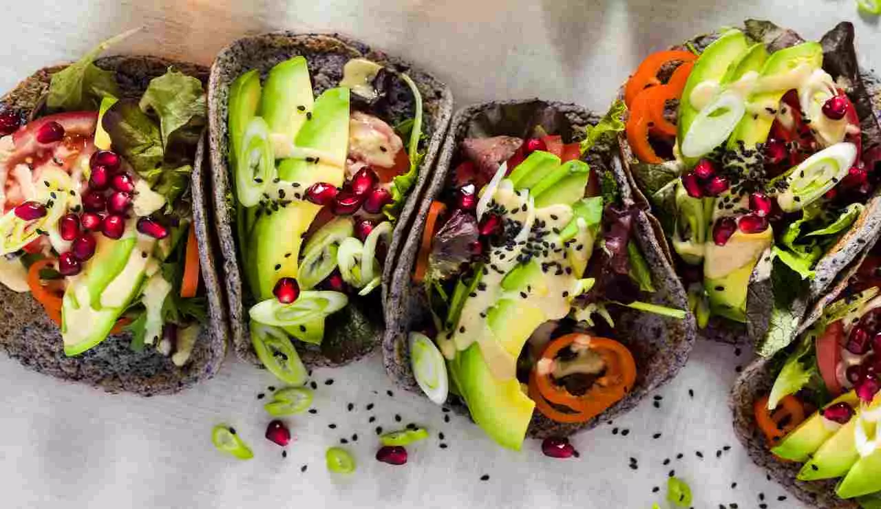 Vegan taco's met avokado tamaties en tahitiese sous