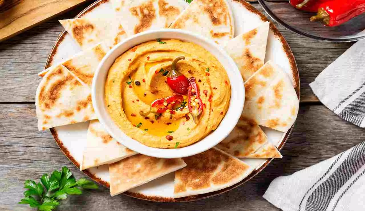 Hummus creamy kalawan cabe jeung peppers