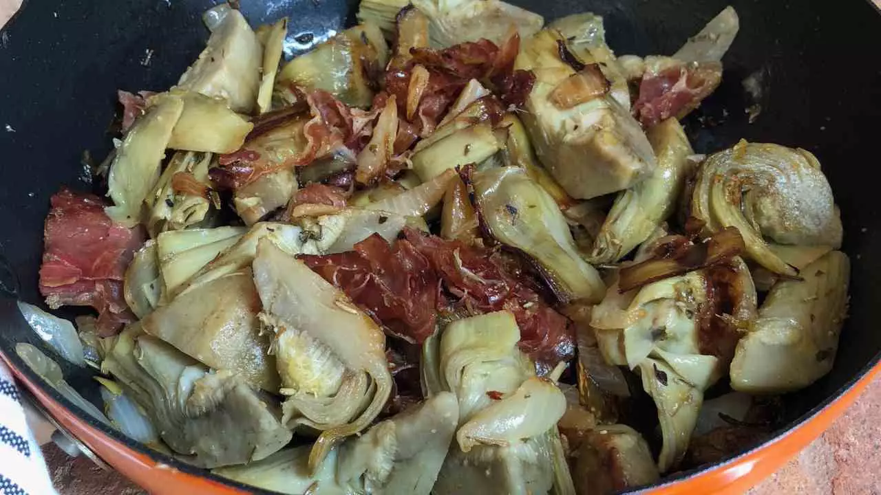 Dadi artichokes tare da naman alade | Abincin mai sauƙi kuma na asali