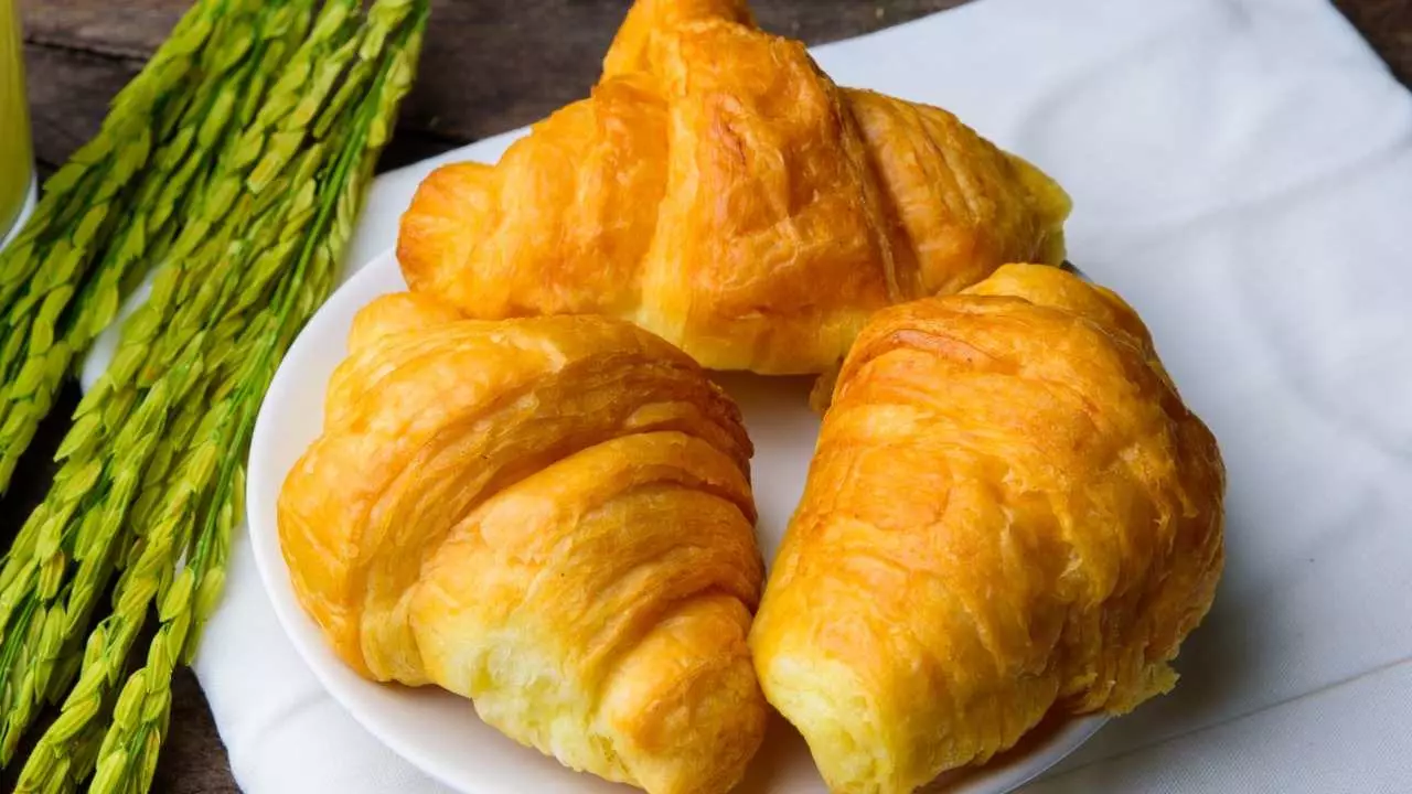 വെണ്ണ കൊണ്ട് Croissants