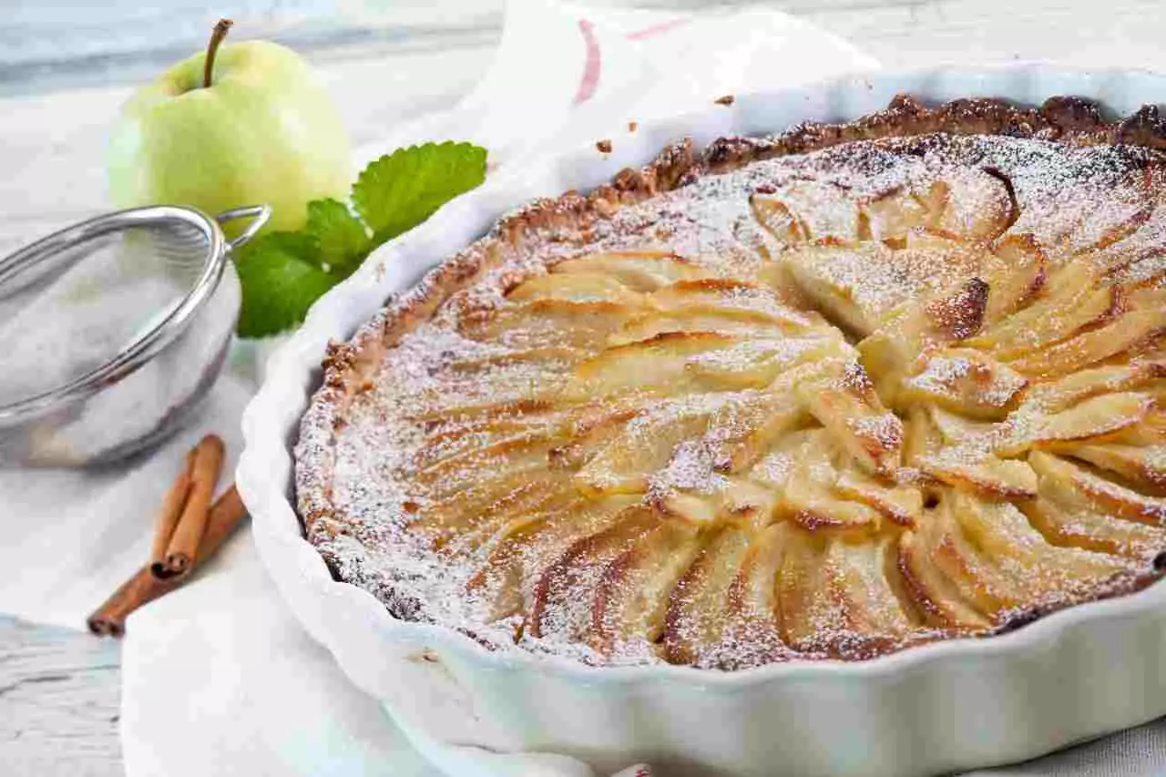 Apple Pie yokhala ndi Custard
