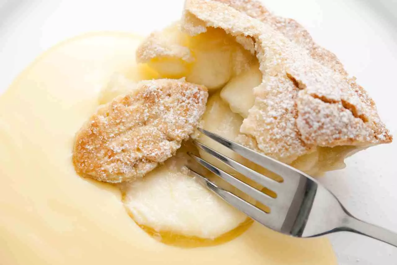 Apple Pie yokhala ndi Custard | choyambirira mchere ndi kukoma kodabwitsa. 1573_4