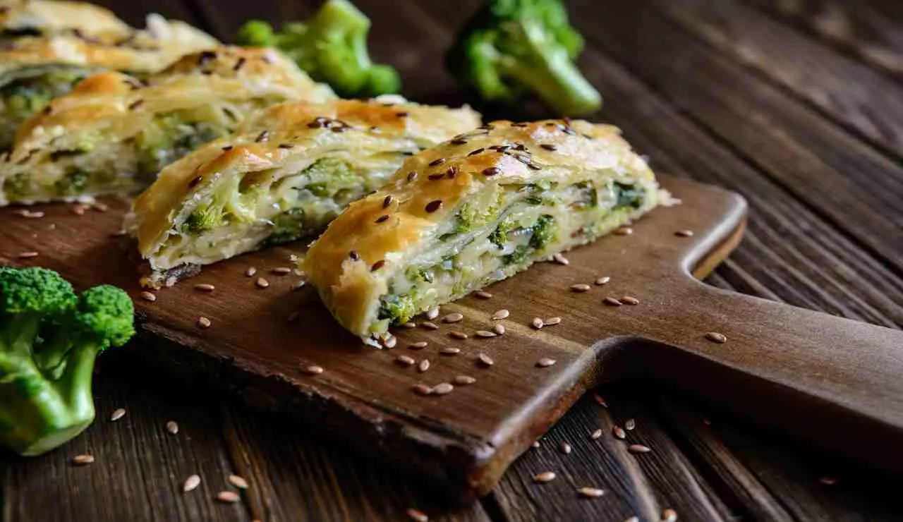 umuzingo wa puff pastry hamwe na robiola na broccoli