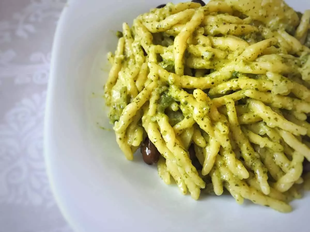 Taliya tare da dankali da pesto, girke-girke mai sauƙi da gaske mai ban mamaki