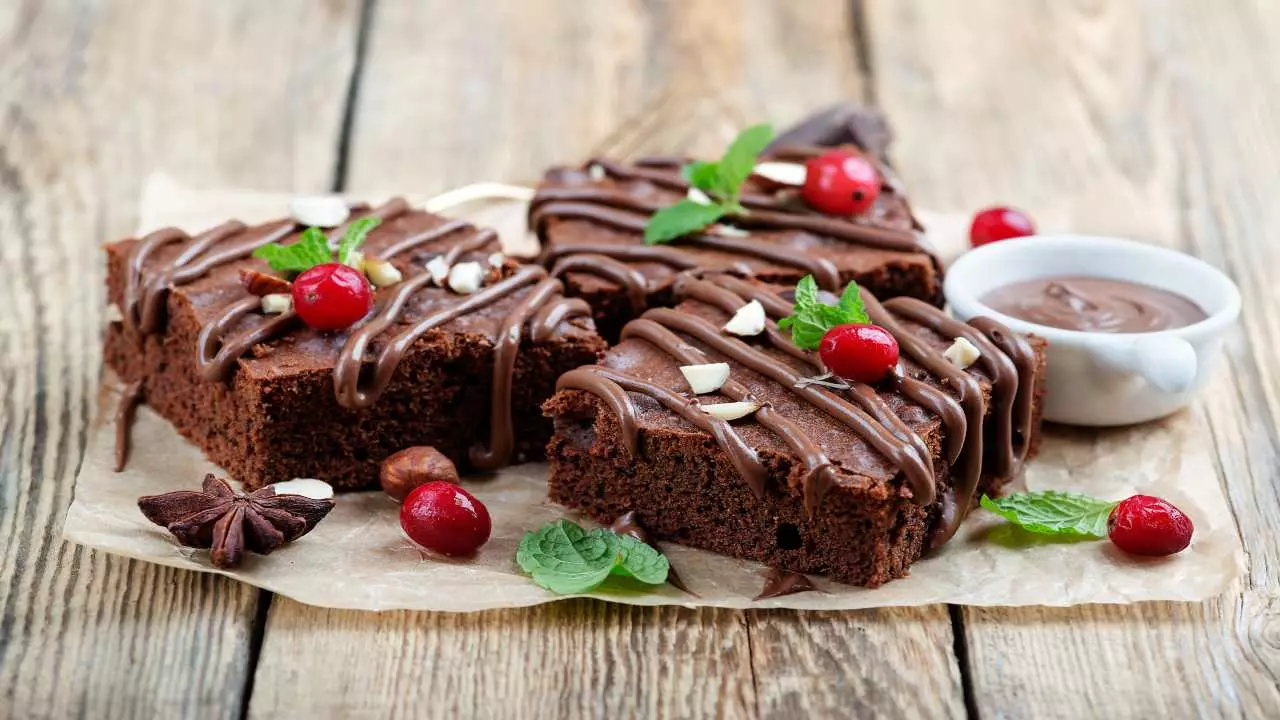 Шоколадний торт і сухофрукти