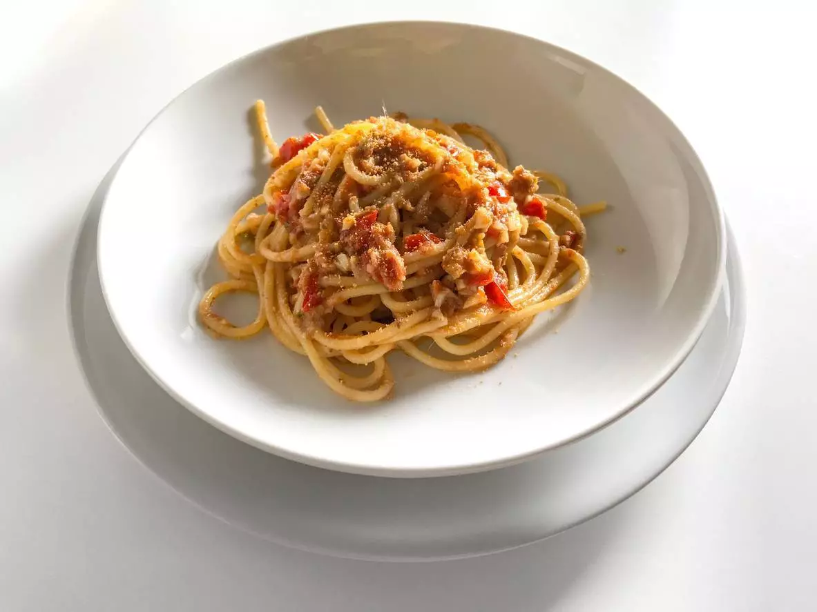 Spaghetti med körsbärstomater och ströbröd, en god och enkel förrätt