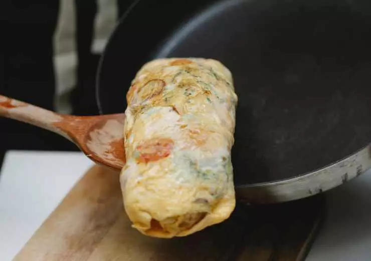Summer omelet kadhemen muter | Sugih ing sayuran lan cepet banget 15881_3