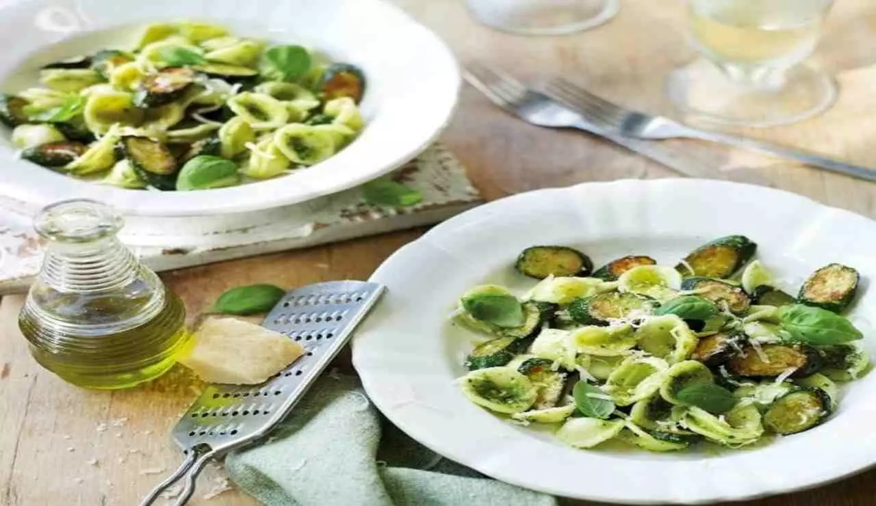 Orecchiette su lazdyno riešutų pesto, cukinijomis, graikiniais riešutais ir šonine