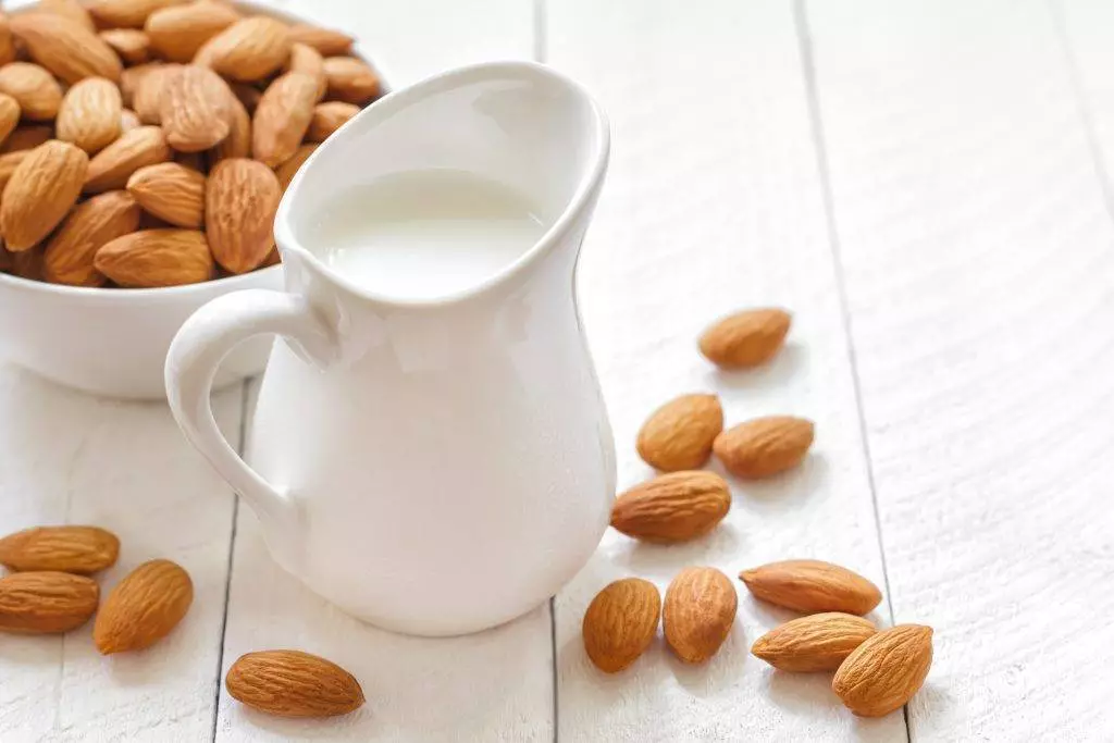 Almond milk, madaling recipe upang ihanda ito sa bahay