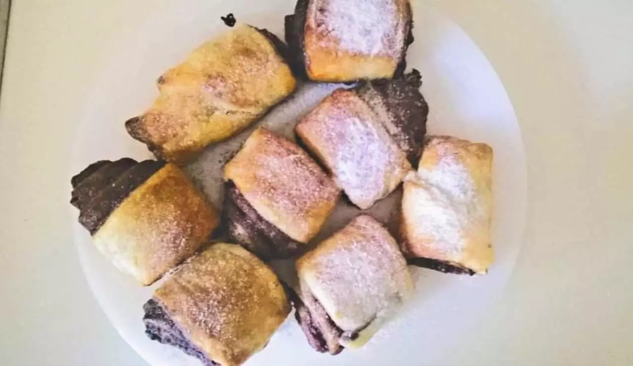 Saccottini ຂອງ pastry puff ກັບຄີມ hazelnut
