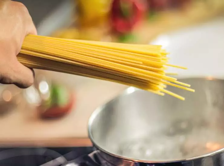 Spaghetti sorkirî bi zucchini û mozzarella