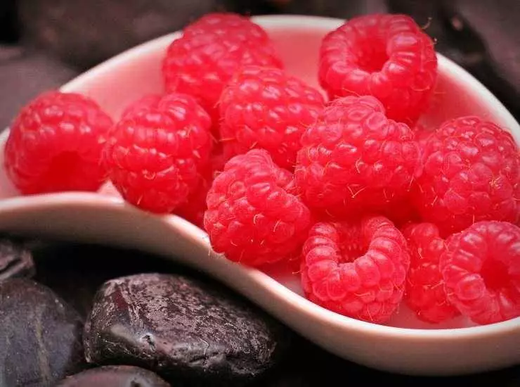 Vegan txiv maj phaub thiab raspberry chocolates PHOTO daim ntawv qhia luam