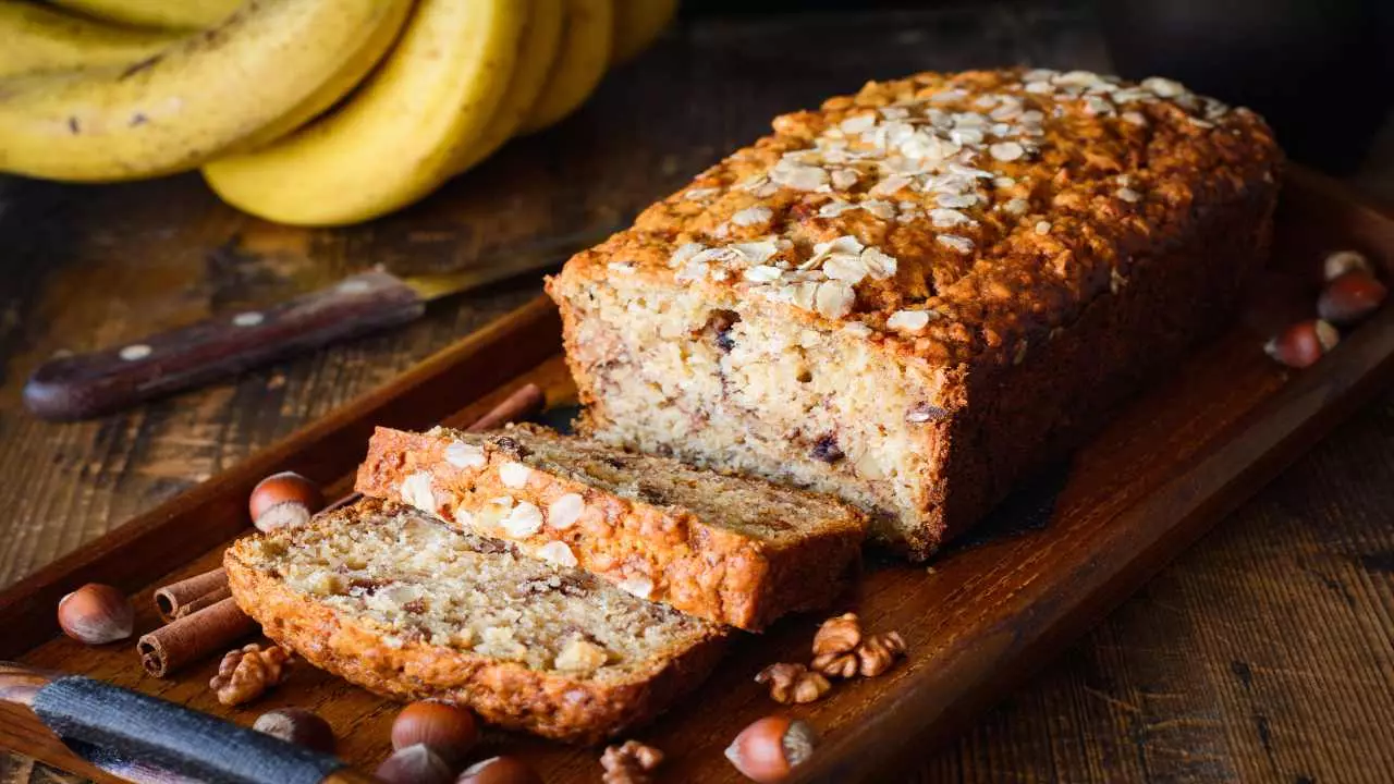 Banana plumcake