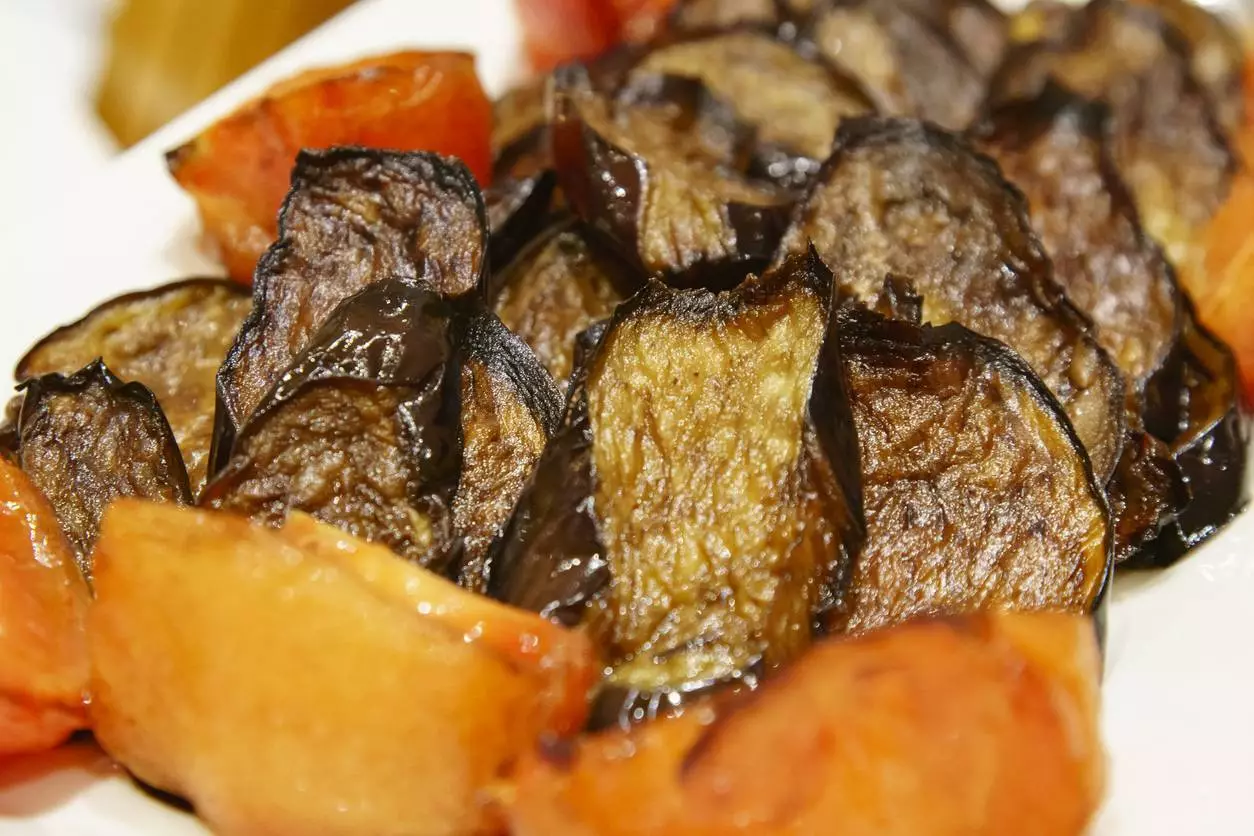 Aubergines goreng, lauk nikmat jeung bawang bodas jeung cuka