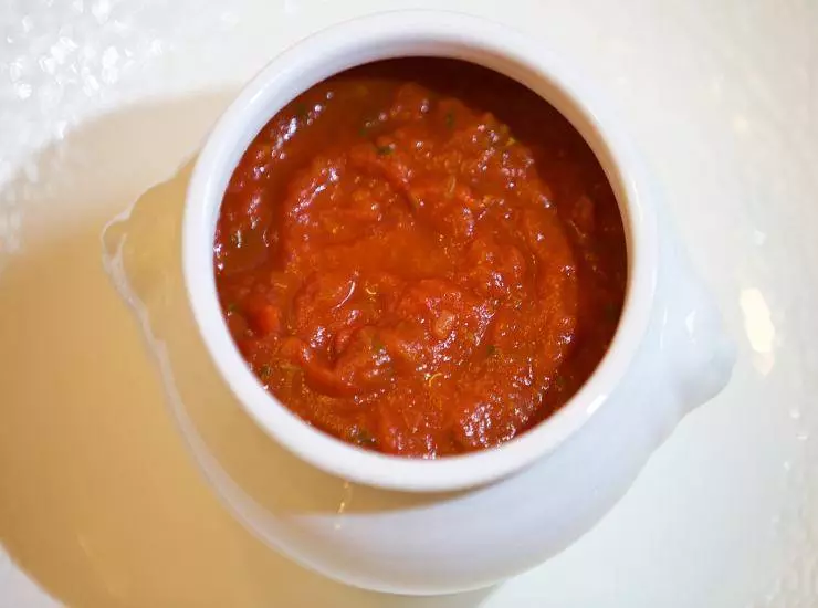 Sausage ragout na may tomato sauce, ang recipe na walang gatas 16173_3