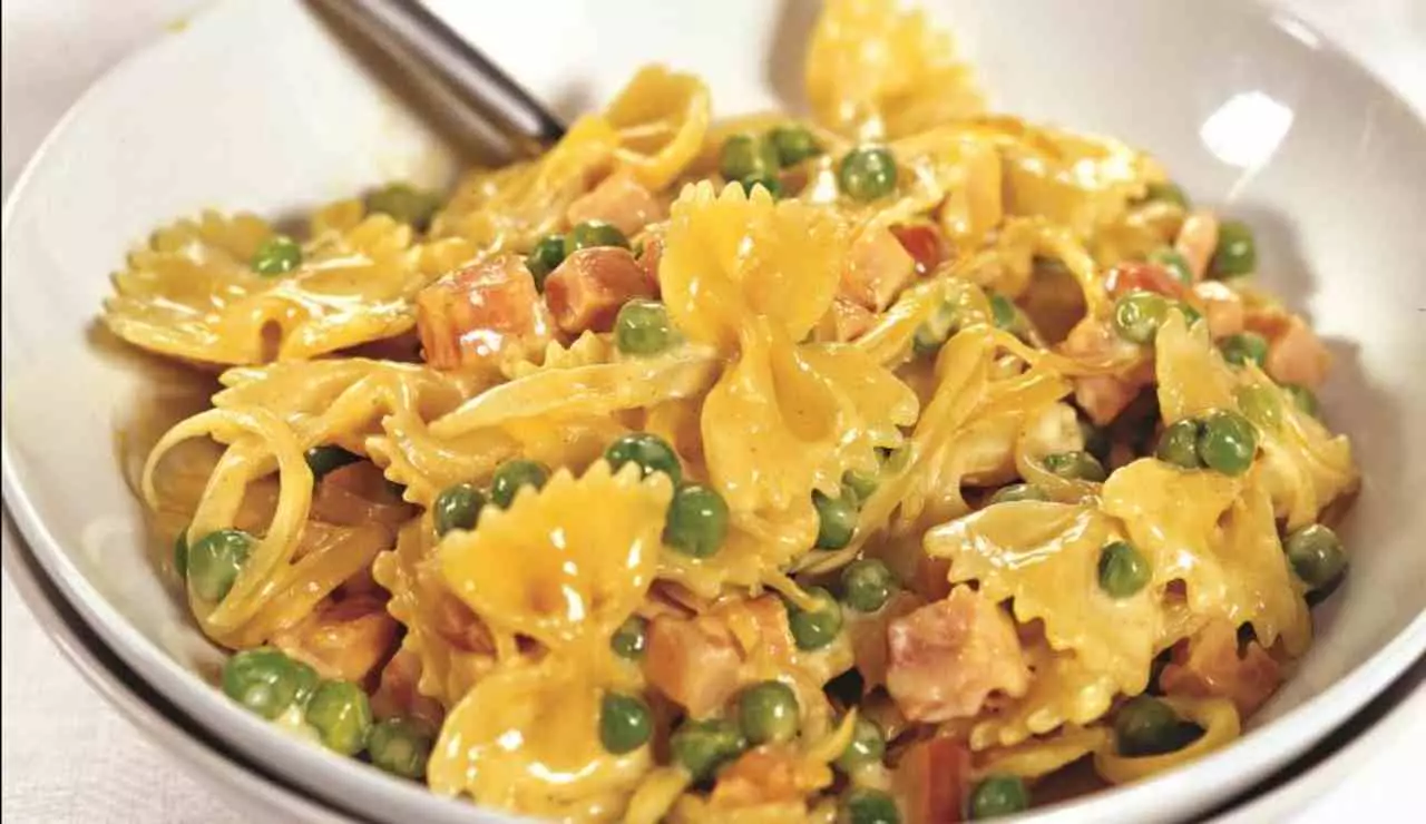 Saffron farfalle dengan ham, bawang bombay, dan kacang polong