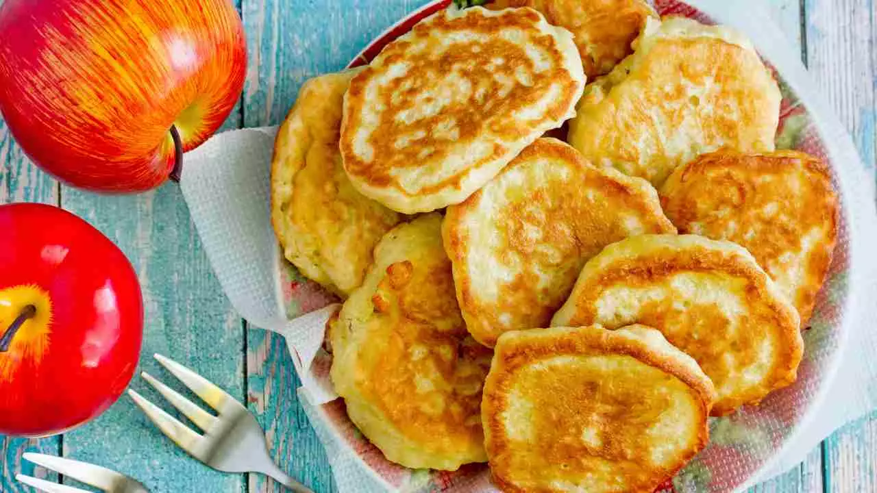 Ama-pancake alula nama-apula kanye ne-ricotta