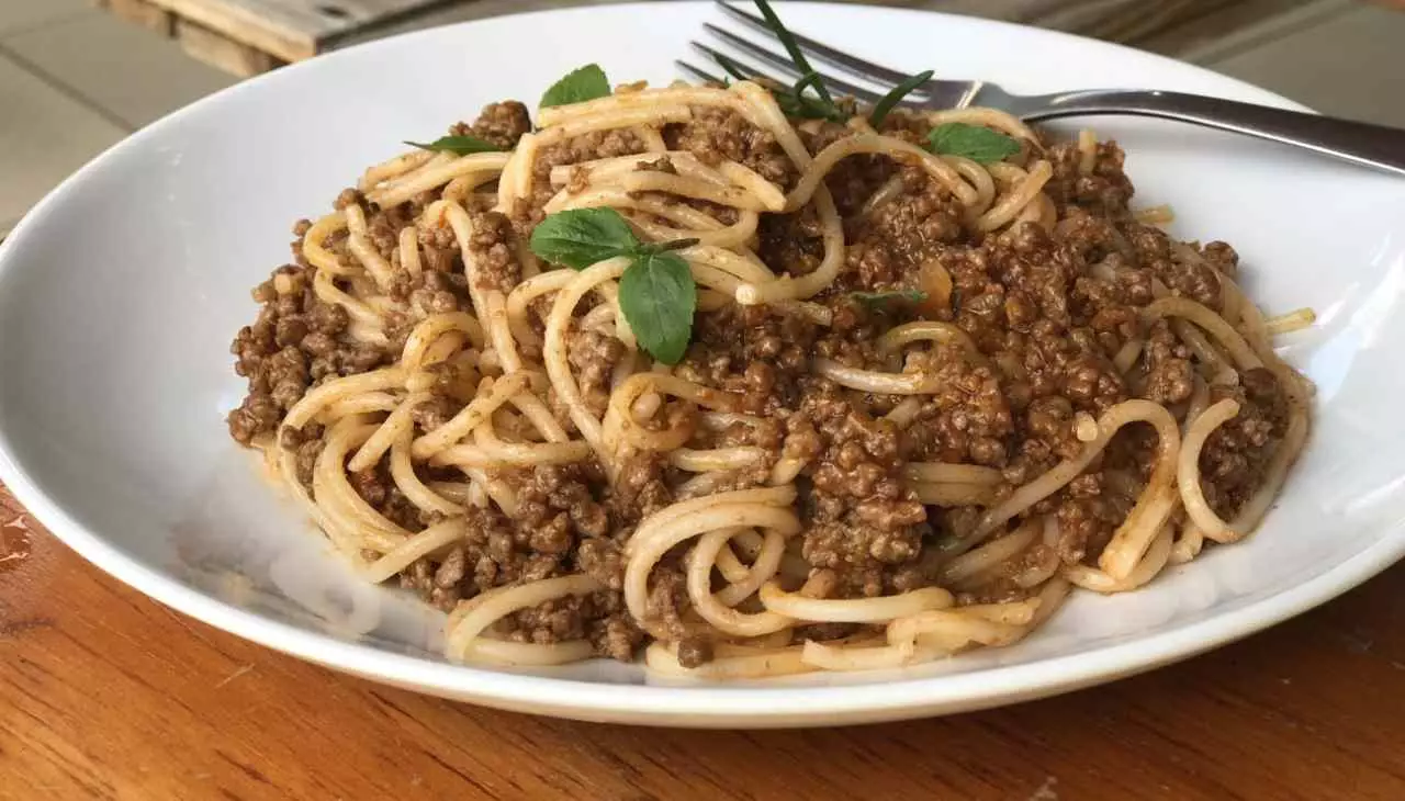 Spaghetti nga adunay sausage ragout nga resipe