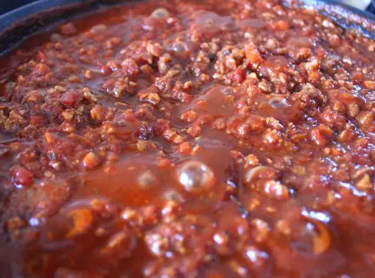 Spaghetti le oideas ragout ispíní