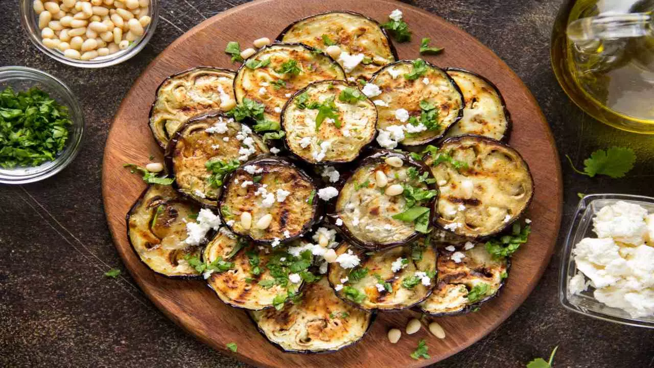 Aubergine carpaccio ከሪኮታ ጋር