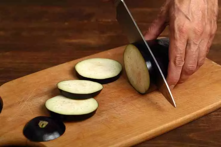 Aubergine carpaccio ກັບ ricotta