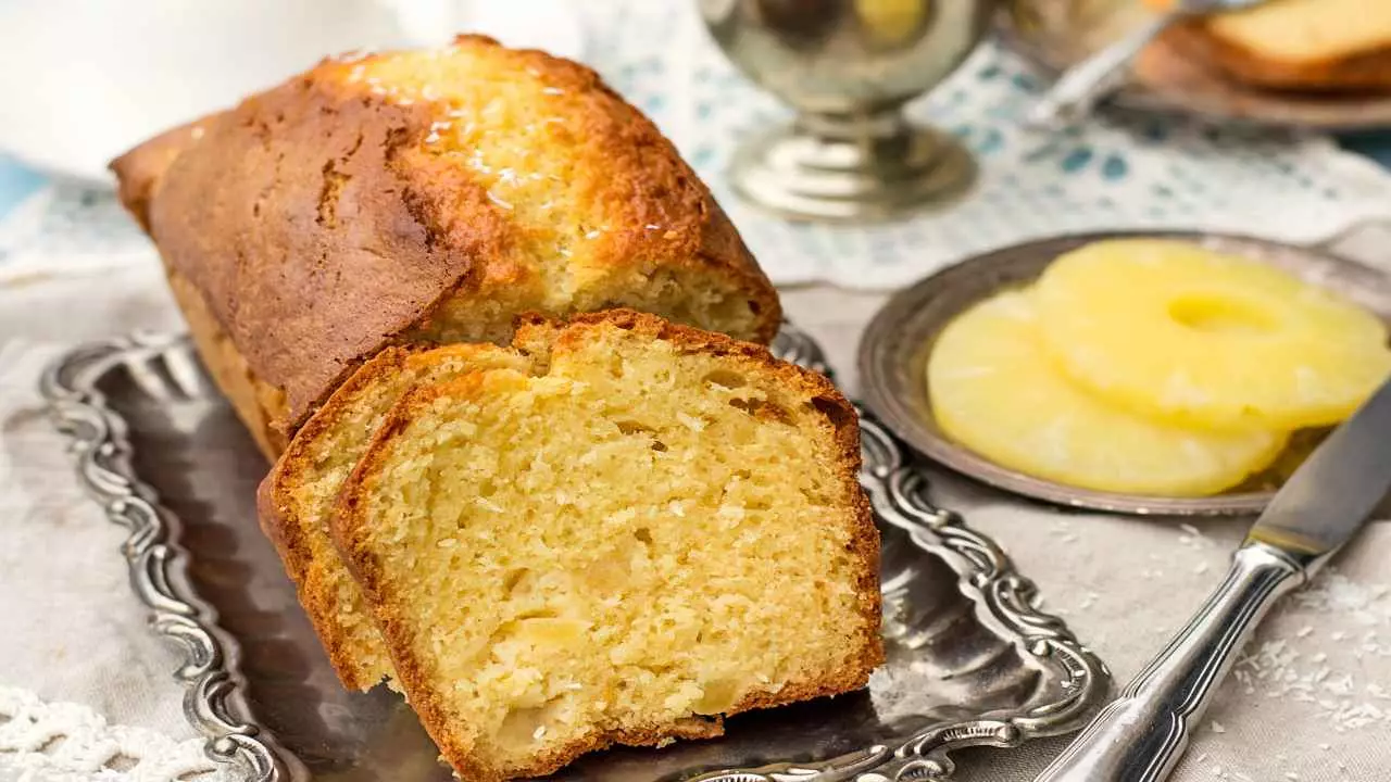 Pineapple uye coconut cake