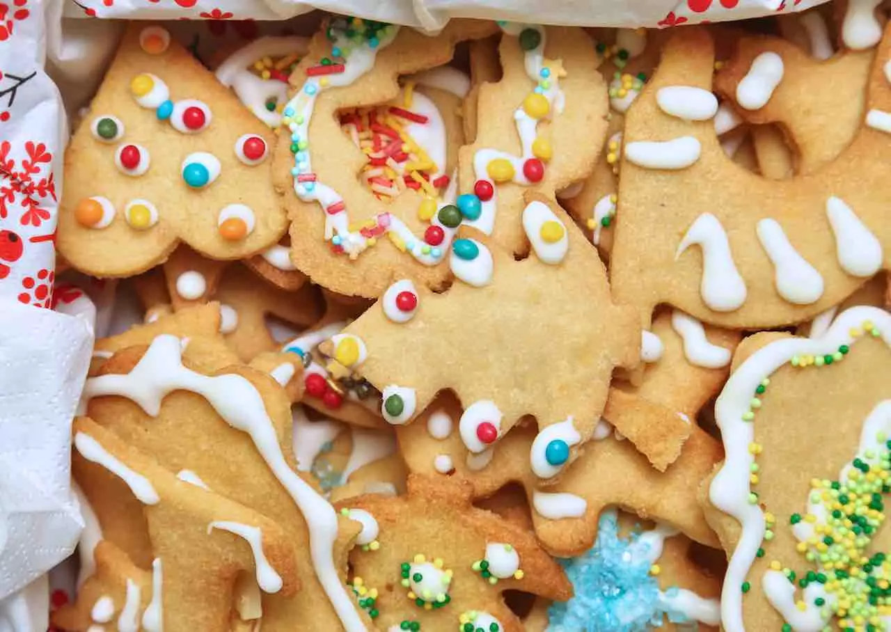 Crumbly Christmas Cookies | mei bûter en perfekt mei waarme sûkelade