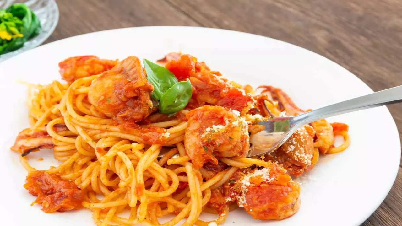 Алча помидор жана кальмар менен спагетти