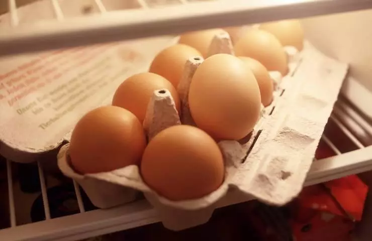 Pečena jajca s češnjevimi paradižniki FOTO recept tisk