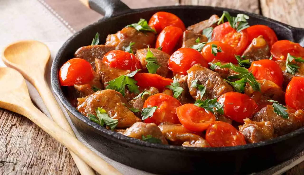 Kalbsragout mit Kirschtomaten | Leckeres und einladendes Gericht