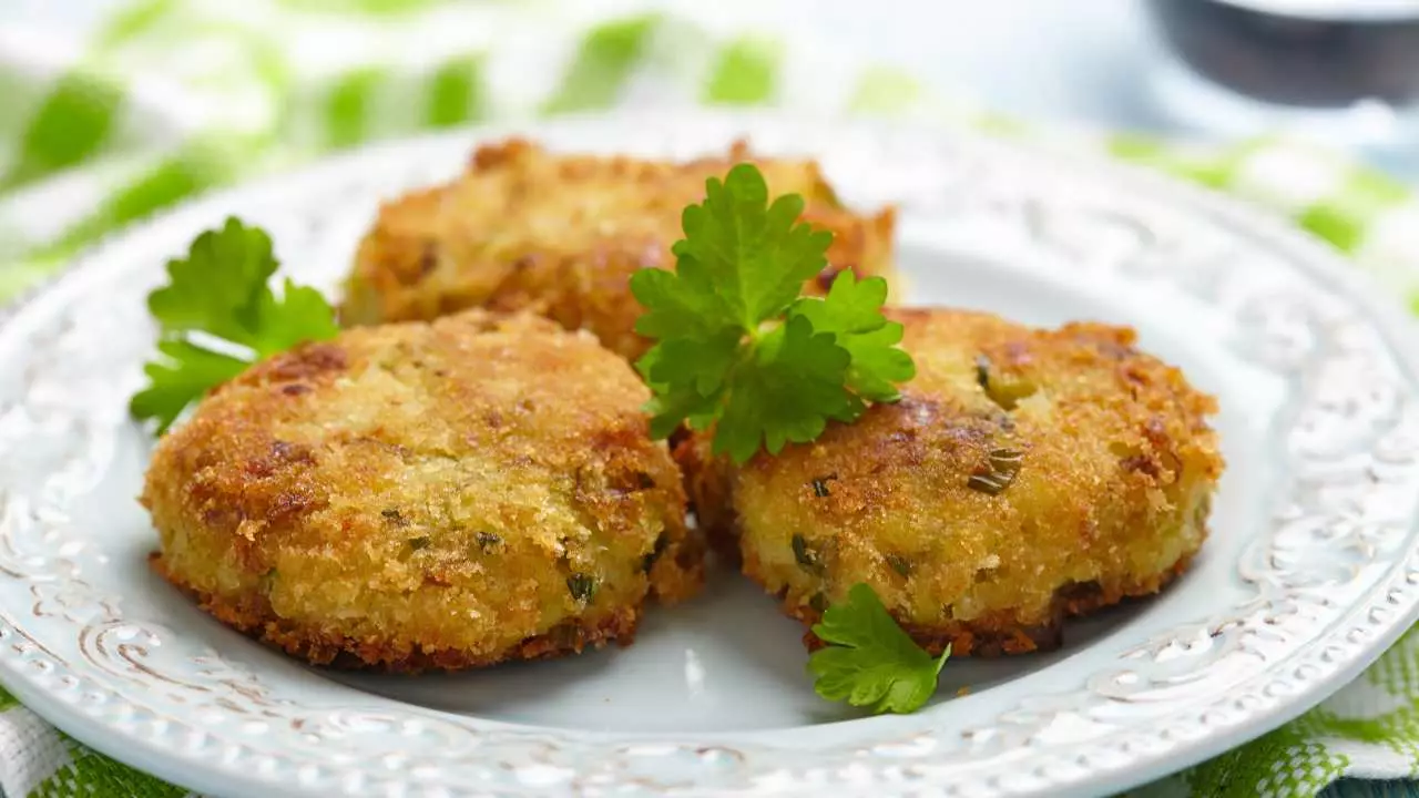 Frikadeller med broccoli og ost