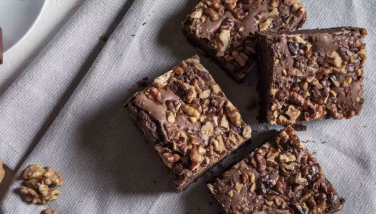 Recept na proteínové brownies s čokoládou a orechmi